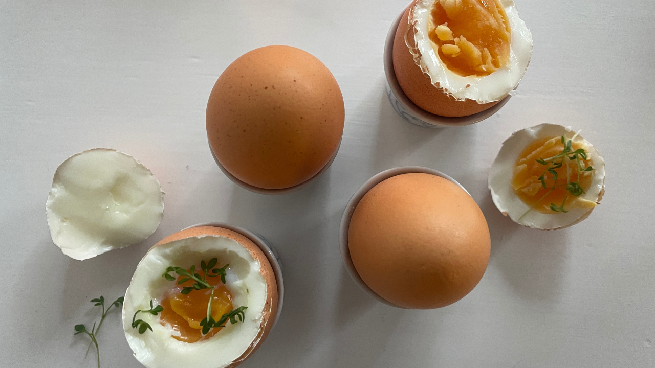 Gule egg til påskefrokosten? Slik gjør du det!